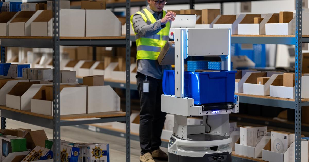 Robot AMR et réduction des déplacements en entrepôt | TIMCOD